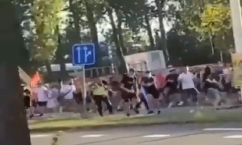 AZ-hooligans stormen af op Dundee United-supporters: politie grijpt in ...