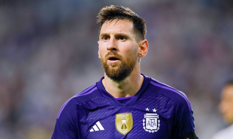 Messi lacht als vanouds en neemt zorgen weg om gezwollen enkel: 'Ik ...