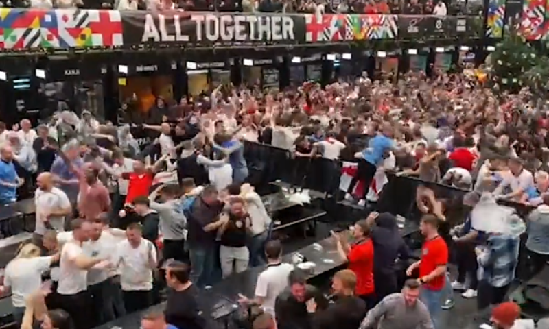 Engelse supporters zoals we ze kennen: ontploffing na tweede doelpunt ...