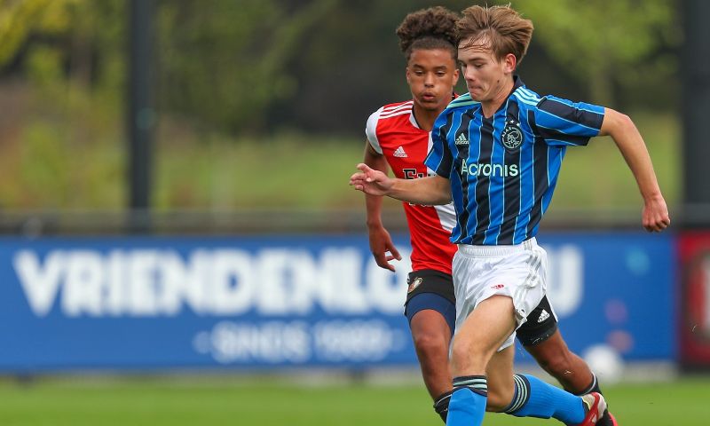 Ajax slaat slag en contracteert zeventienjarige speler uit de eigen ...