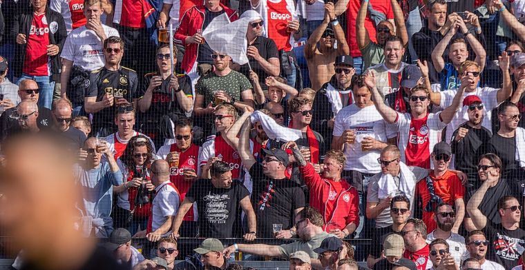Zwaaiden de supporters van Ajax met witte zakdoekjes tijdens de ...